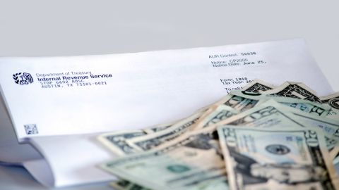 ¿Qué dice la carta del IRS que está alertando a millones de ...